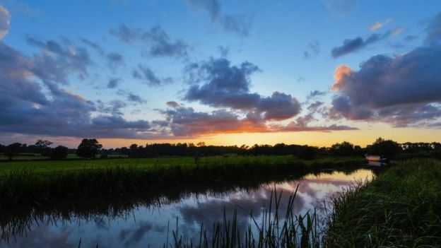 Leicestershire canal voted UK's most scenic waterside setting - BBC News