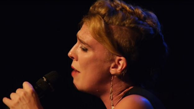 Rising French singer Barbara Weldens dies on stage - BBC News
