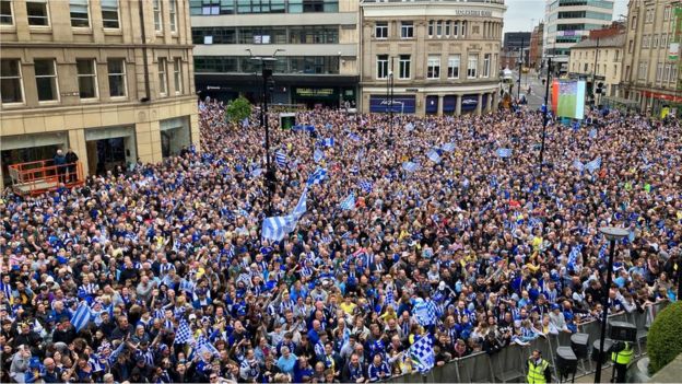 Sheffield Wednesday: Thousands applaud play-off winners - BBC News