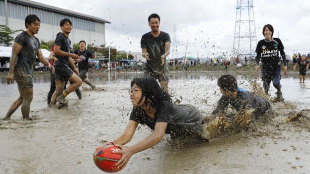 All you need is mud: Japan’s new spin on rugby - BBC News