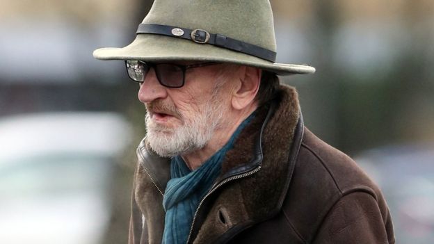 Actor John McEnery cleared of scaring barmaid - BBC News