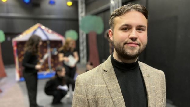 Stroud man's childhood circus brought to life on stage - BBC News