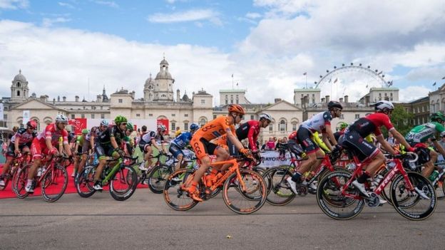 Prudential RideLondon: Thousands of cyclists descend on capital - BBC News