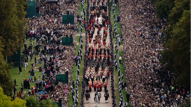Queen's funeral: Thousands line Windsor's Long Walk - BBC News