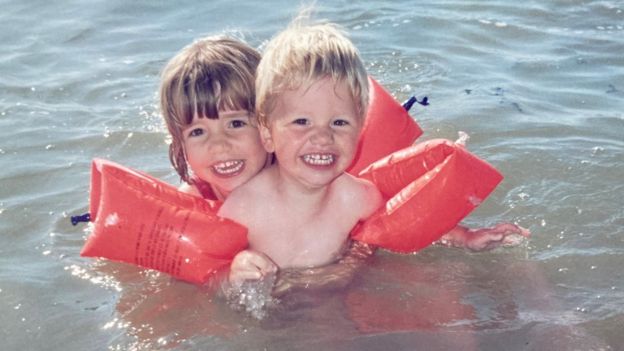 Hampshire cancer patient's lucky bond with life-saving brother - BBC News