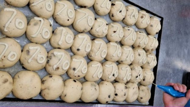 Platinum Jubilee: Abingdon celebrates with bun throwing - BBC News