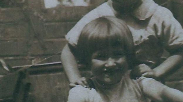 US 'killer clown' case: Woman is arrested for 1990 murder - BBC News