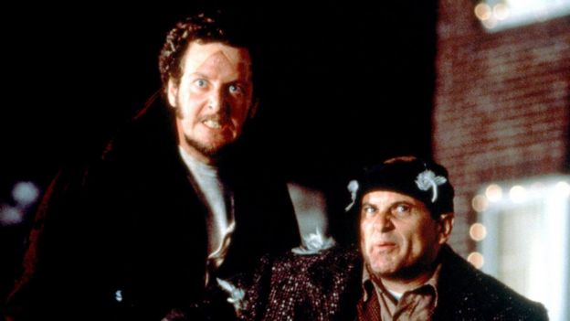 'Home Alone burglars' in Stoke-on-Trent get bum deal - BBC News