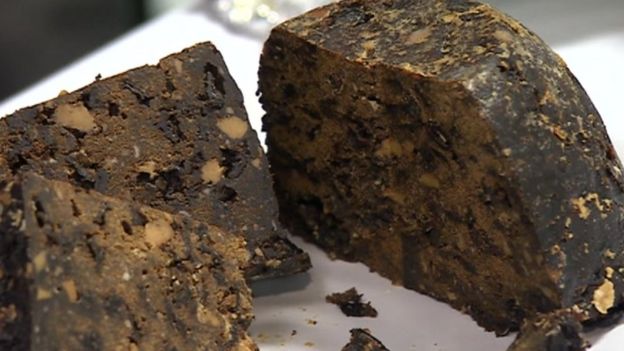 Decades-old Christmas pudding tastes 'amazing' - BBC News