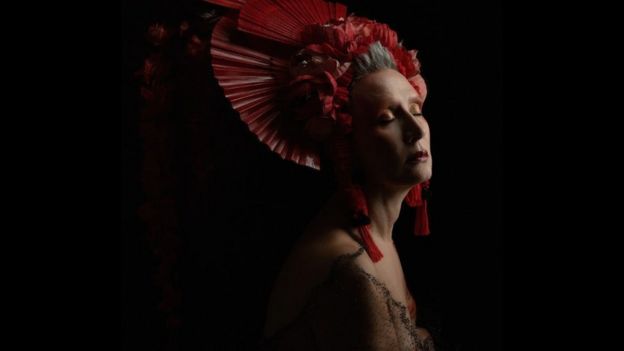 Breast cancer: Mastectomy photo project aims to empower women - BBC News