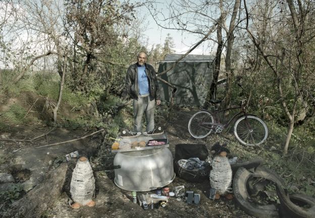 Photographing the things homeless people in California own - BBC News