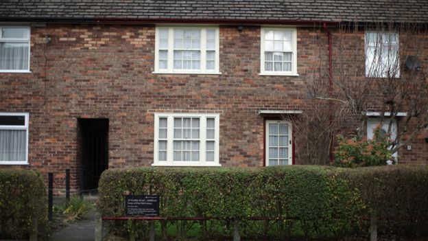 Beatles drummer Ringo Starr's childhood home sells for £70k - BBC News