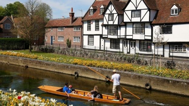 In pictures: Summer arrives in Britain - BBC News