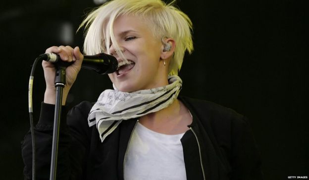 Robyn: Finishing an album in the face of death - BBC News