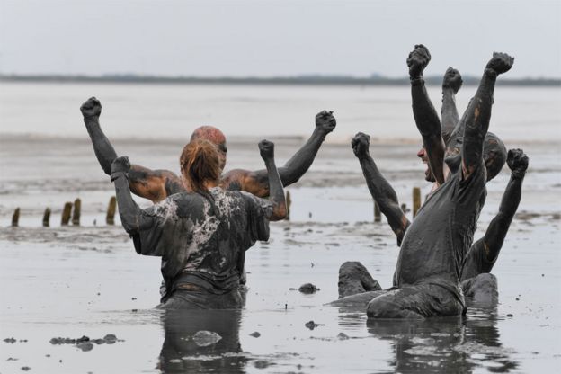 Germany Mud Olympics: Competitors get caked at annual event - BBC News
