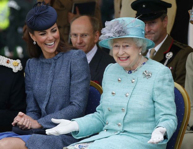 'A great sense of humour': But what makes the Queen laugh? - BBC News