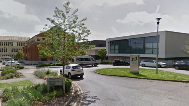 Pupil protest at Leeds's Farnley Academy over toilet rules - BBC News