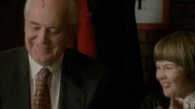 What a Pizza Hut ad says about Gorbachev - and Russia - BBC News