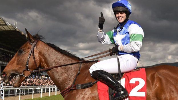 Lizzie Kelly: Pioneering jockey halts career to start family - BBC Sport