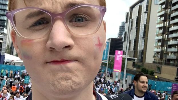 Kent bisexual footballer's homophobic abuser sentenced - BBC News