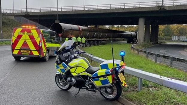 Gwent Police stop lorry carrying 50m metal tube on M4 - BBC News