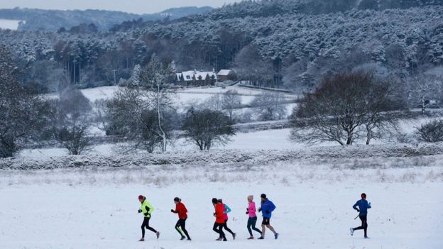 Snow sweeps across parts of the UK - BBC News