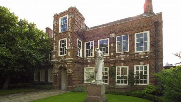 Hull's Wilberforce museum reopens after three years - BBC News