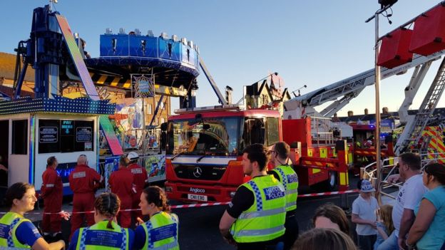 Barry Island fairground ride breaks, leaving 25 stuck - BBC News