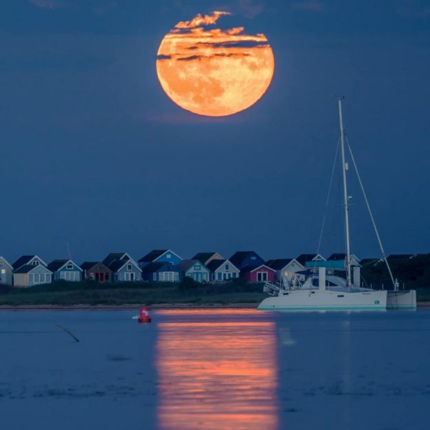 In pictures: Strawberry Moon rises over the south - BBC News
