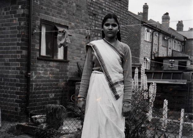 From India to UK: An immigrant's snapshots from 1950s - BBC News
