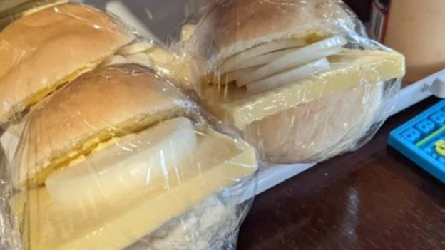 Hull: Photographer recaptures city pub scenes 40 years on - BBC News