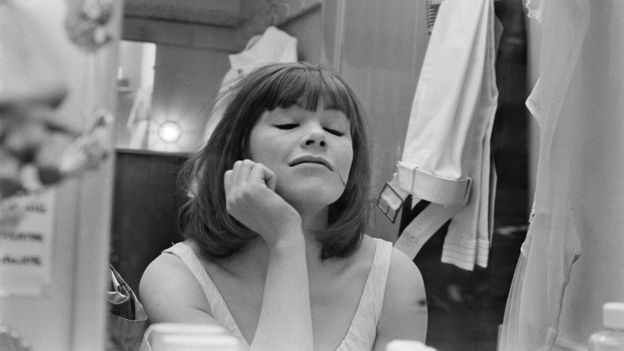 Glenda Jackson returns to Broadway in all-female play - BBC News