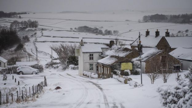 UK weather: Snow across England and Scotland in pictures - BBC News