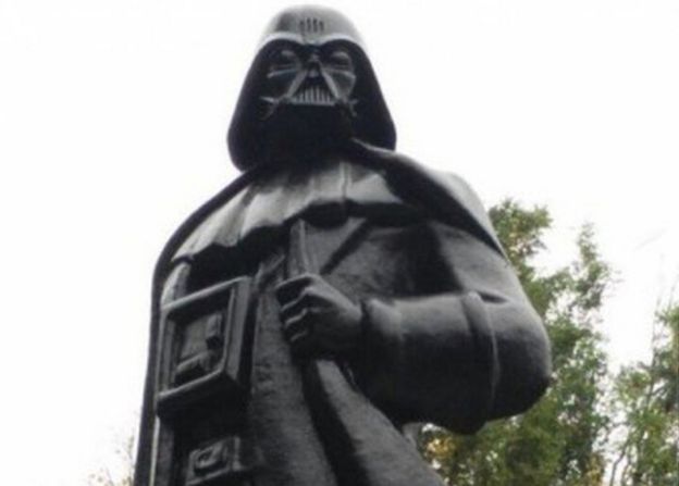 Ukraine: Lenin statue given Darth Vader makeover - BBC News