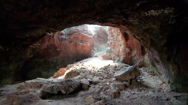 Maharashtra: Ancient stone age tools found in India cave - BBC News