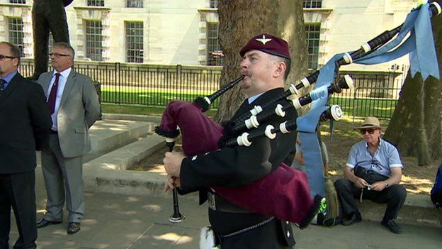 Stewart McLaughlin march calls for Falklands bravery medal - BBC News