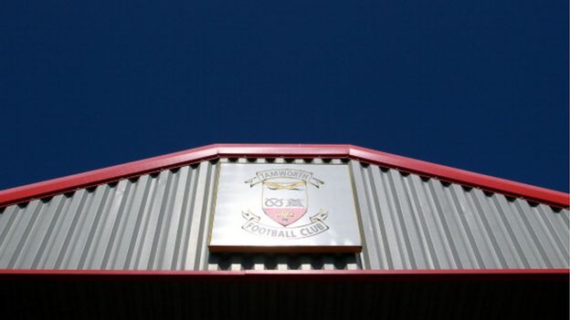 Tamworth-Nuneaton game abandoned amid violence - BBC News