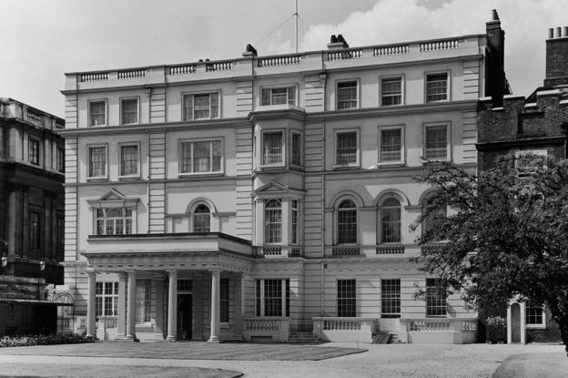 Queen Elizabeth: The London homes that made a monarch - BBC News
