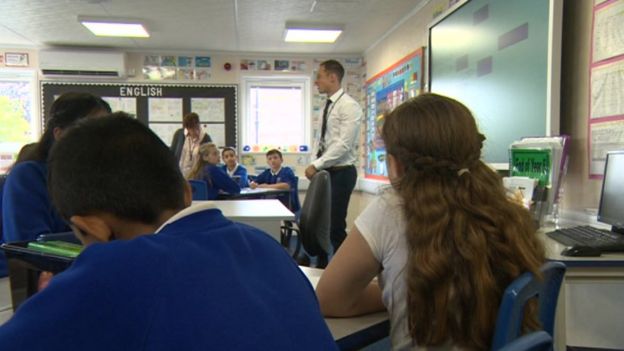 Teaching union calls for school lockdown plan - BBC News