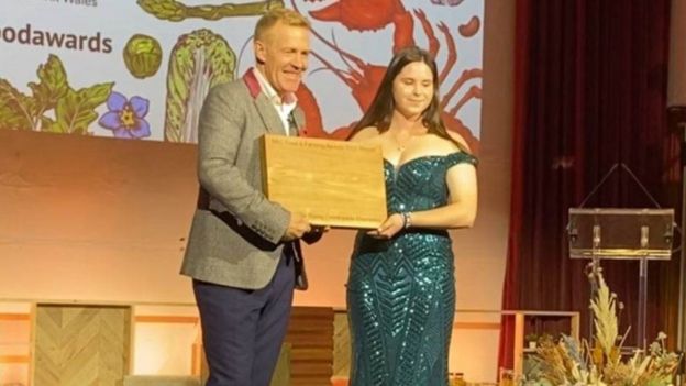 Berkshire social media star is BBC farming award winner - BBC News