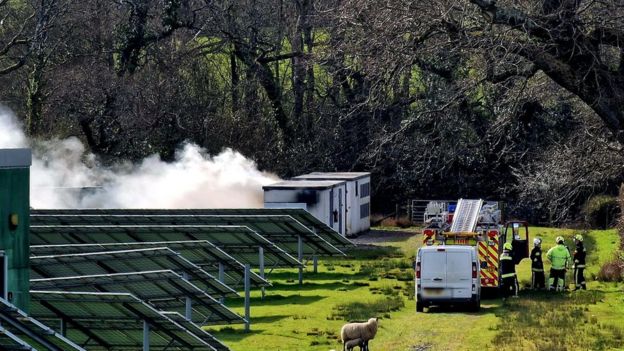 Buckfastleigh: Fire breaks out at solar farm - BBC News