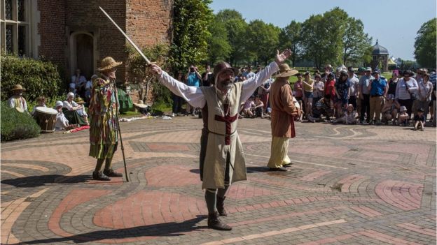 Stepping back in time with the Tudors of Kentwell Hall - BBC News