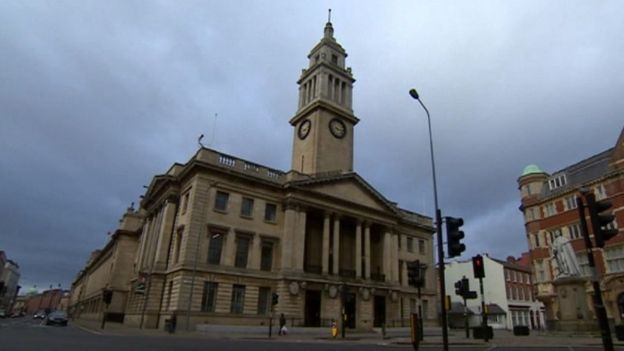 Hull City Council: Further cuts put 600 jobs at risk - BBC News