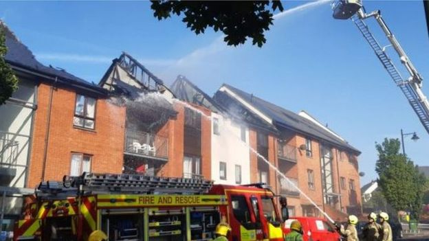 Basingstoke: Fire damages building in Oakridge Road - BBC News