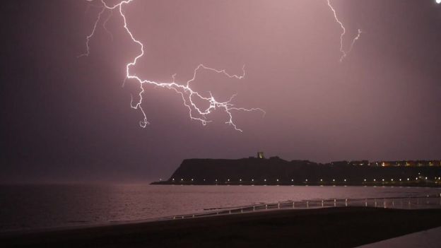 In Pictures: Lightning pierces UK skies - BBC News