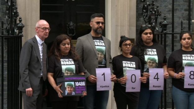Ronan Kanda: Murdered boy's family take knife petition to PM - BBC News