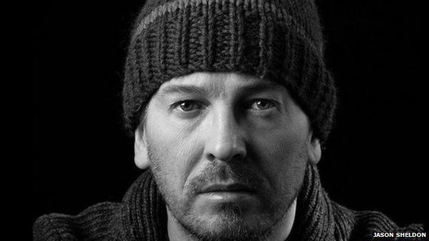 Taylor Swift 'backs down' over concert photo contracts - BBC News