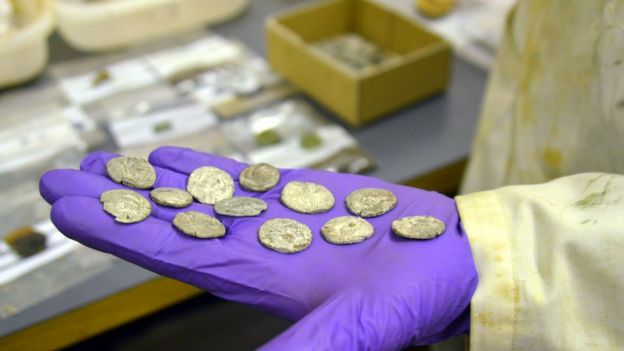 Final coin removed from Jersey's huge Celtic hoard - BBC News