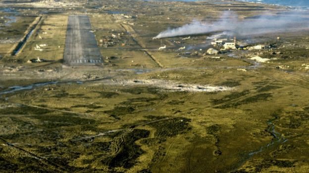 Vulcan bomber 'force for peace', Port Stanley pilot says - BBC News