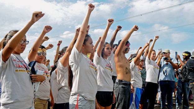 Native American protesters disrupt work on oil pipeline - BBC News